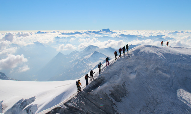 Jugendliche und Manager in einer Seilschaft | dolomitenstadt