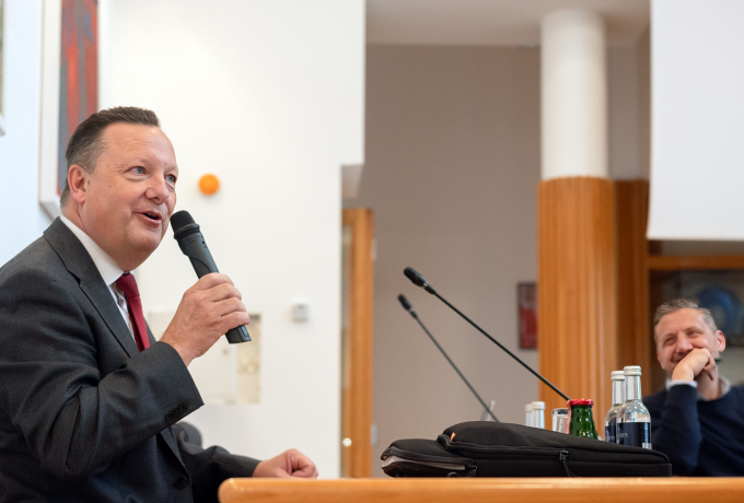 Karl-Josef Schubert erzählte einen Wirtschaftskrimi | dolomitenstadt