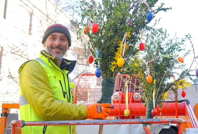 Lienz: Palmbesen schmücken Fassaden der Innenstadt | dolomitenstadt