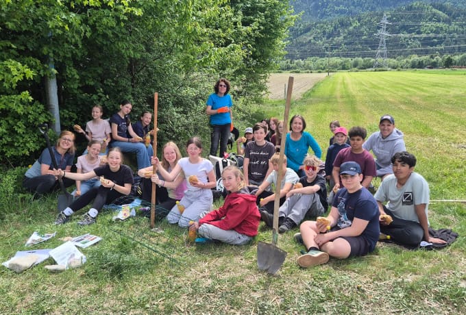 Gym-Schüler:innen pflanzten Bäume am BNW-Teich | dolomitenstadt